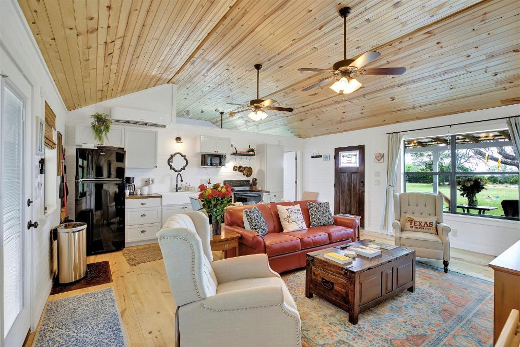 Luxurious & Intimate Cottage In Fred Wine Country! - Luckenbach, TX
