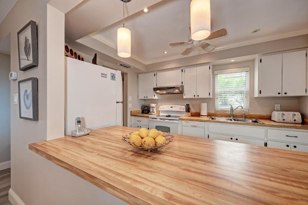 Sea Grape Inn 1- BEACHFRONT Property, Longboat Key (updated prices 2025)