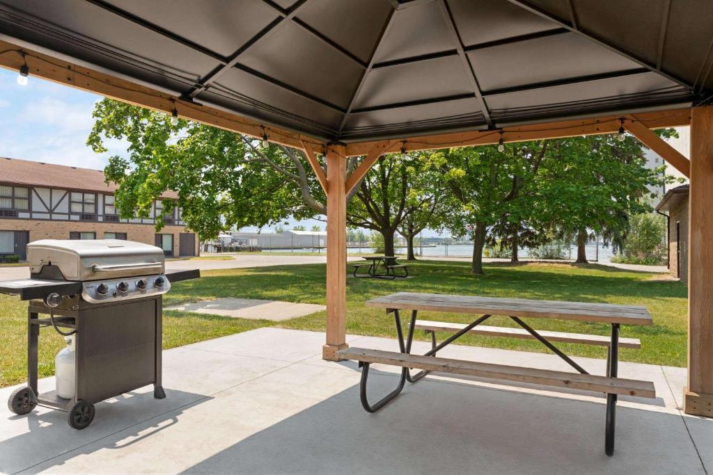 Days Inn by Wyndham Sarnia Harbourfront, Sarnia – Updated 2023 Prices