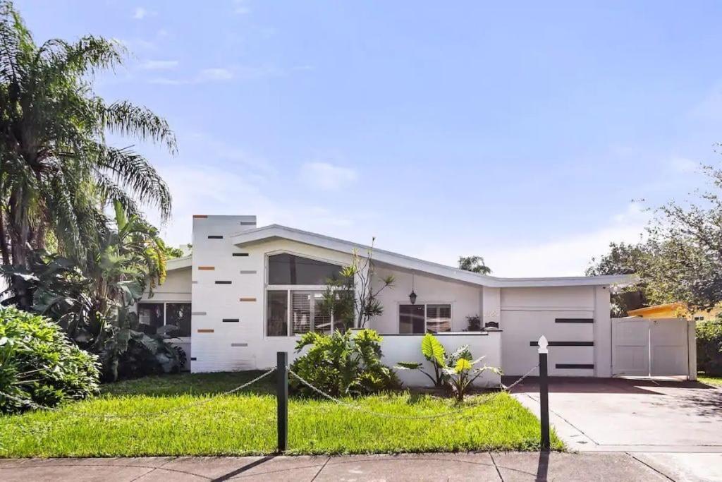 Casa River: Lux Villa 5BR Waterfront 5 min to Beach - Dania Beach, FL