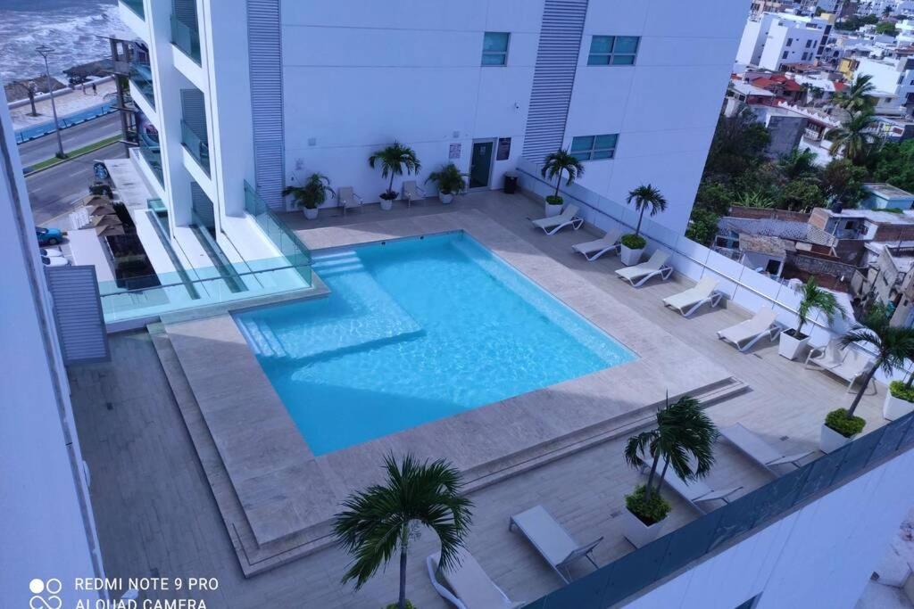 Condominio torre EME frente al malecón vista a la ciudad con alberca y ...