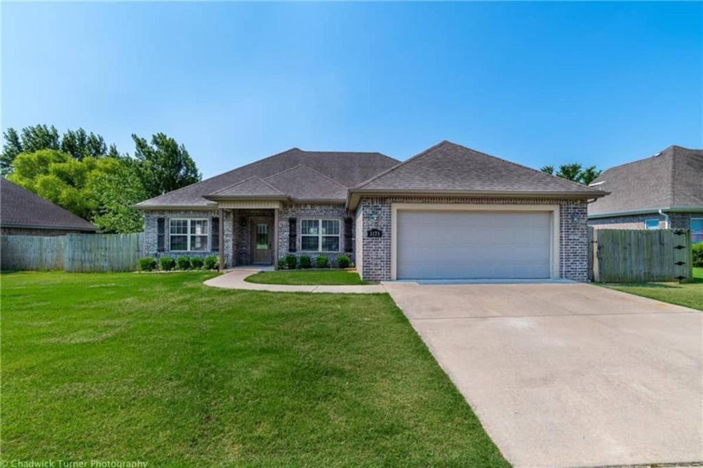 Spacious 3 Bedroom Gem With Lighted Patio - Springdale, AR