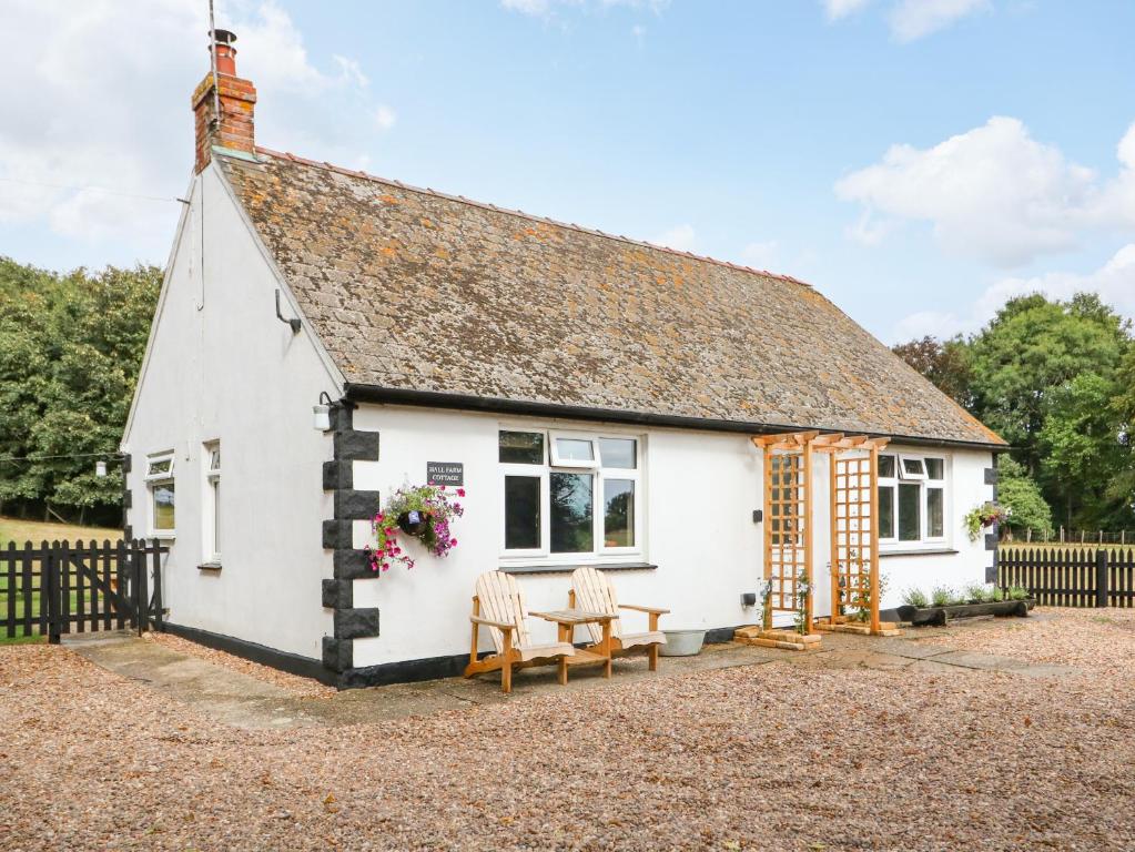 Hall Farm Cottage, Louth (updated prices 2025)