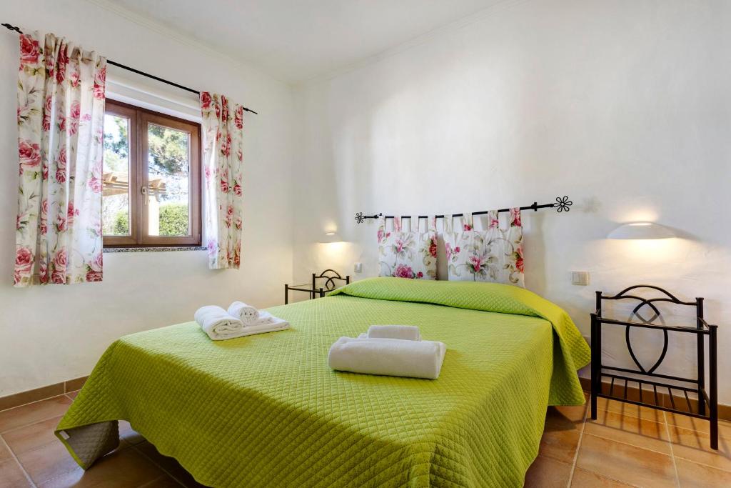 Vacation Home Monte do Tanoeiro - Casa da Barrica, Rogil, Portugal ...