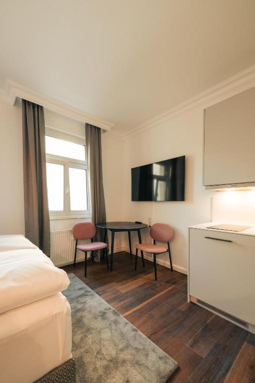 Bob W Mitte, Berlin (updated prices 2025)
