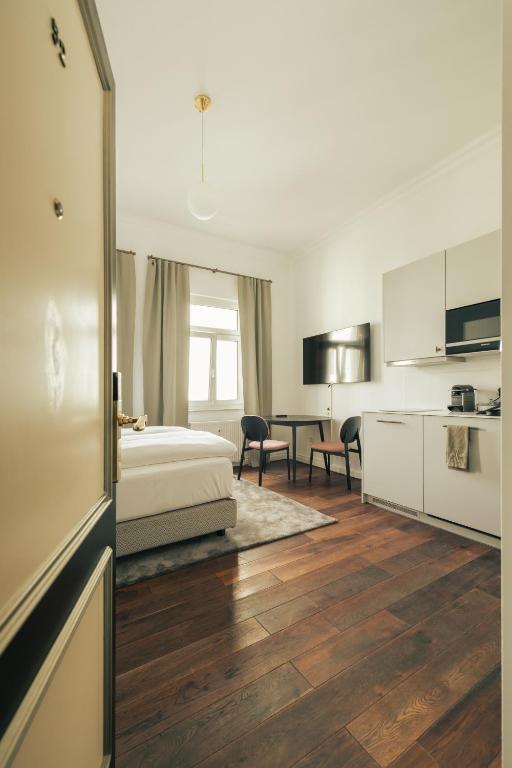 Bob W Mitte, Berlin (updated prices 2025)