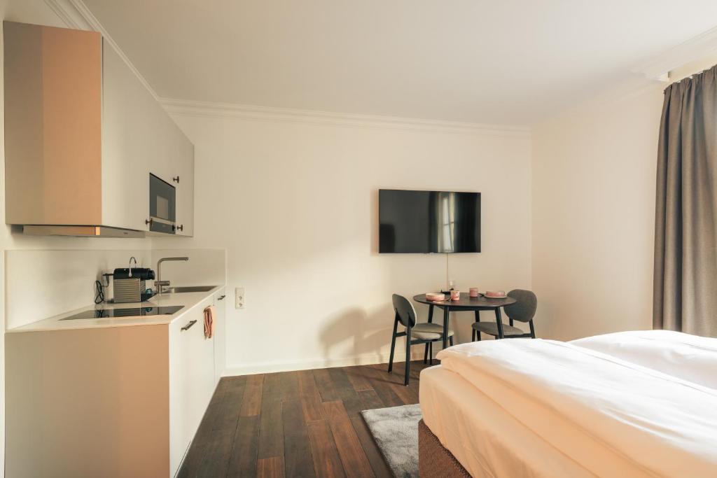 Bob W Mitte, Berlin (updated prices 2025)