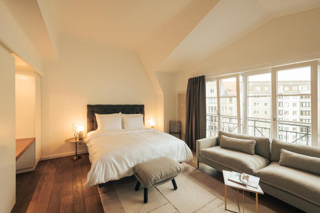 Bob W Mitte, Berlin (updated prices 2025)