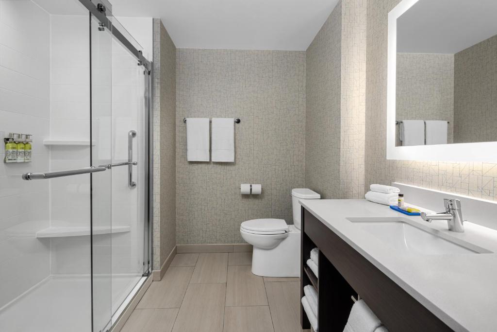 Holiday Inn Express & Suites Woodside LaGuardia Airport, Queens ...