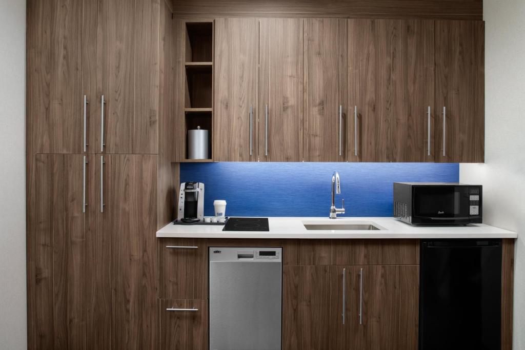 Holiday Inn Express & Suites Woodside LaGuardia Airport, Queens ...