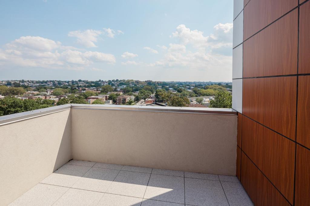 Holiday Inn Express & Suites Woodside LaGuardia Airport, Queens ...