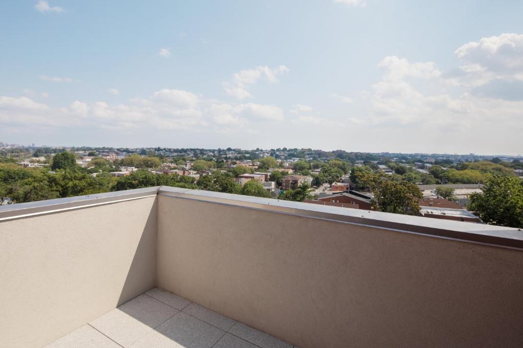 Holiday Inn Express & Suites Woodside LaGuardia Airport, Queens ...