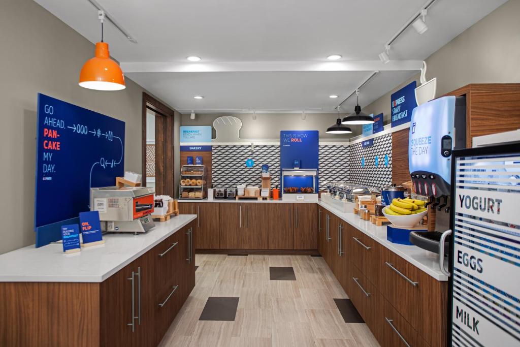 Holiday Inn Express & Suites Woodside LaGuardia Airport, Queens ...