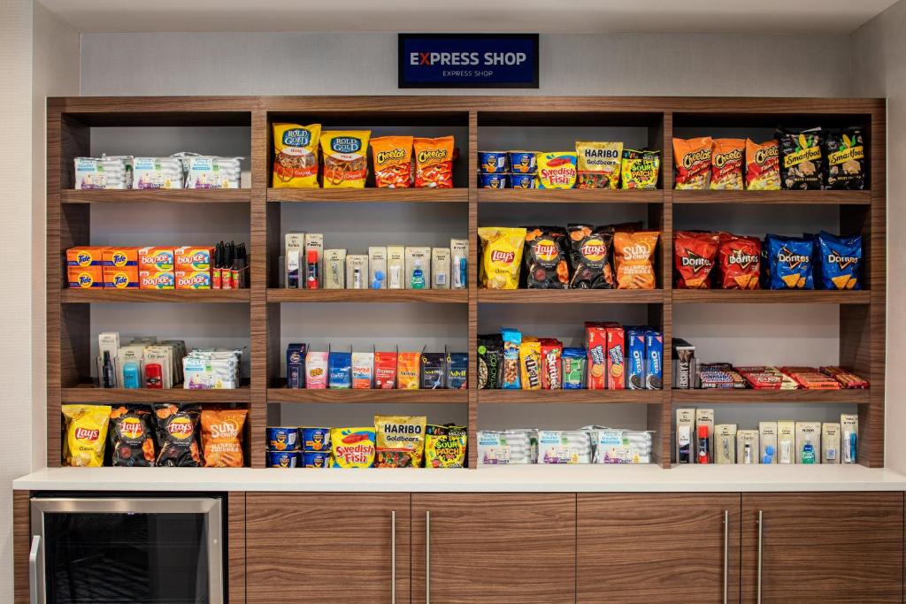 Holiday Inn Express & Suites Woodside LaGuardia Airport, Queens ...