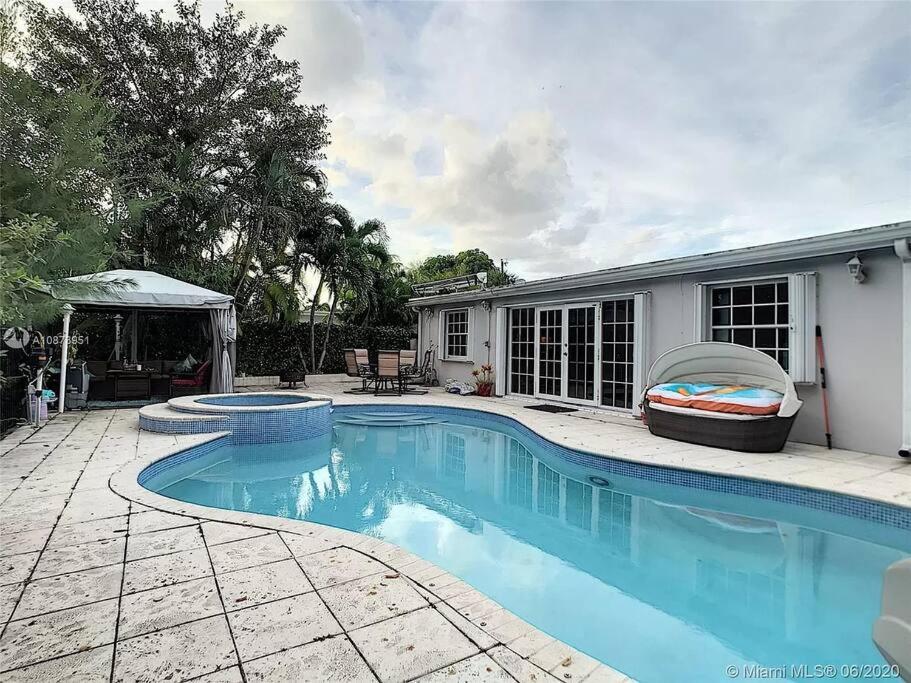 Miami Houses Pool