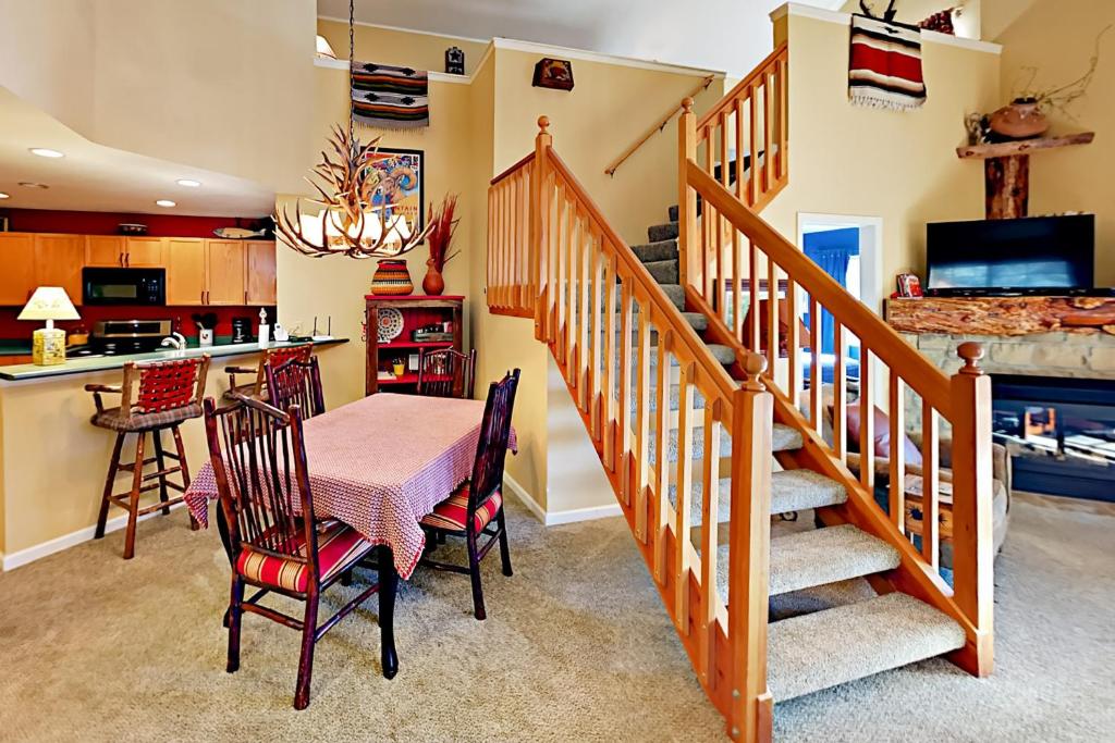 Riverside Treehouse, Edwards (updated prices 2025)