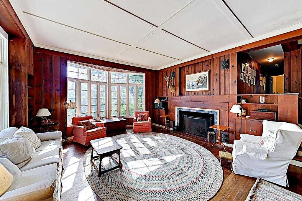 Waquoit Bay Bungalow, East Falmouth (updated prices 2026)