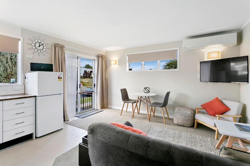 Stylish Cottage - Walk To Lake *No Service Fee* - Taupō