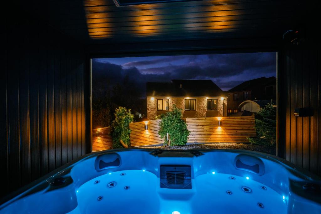 Rockside - Luxury 2 bedroom home with hot tub central, parking pet ...