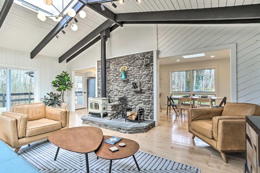 Modern Hideaway with Deck and State Forest Access, Livingston Manor ...