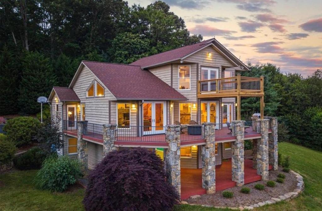 Blue Ridge Escape, Clyde (updated prices 2025)