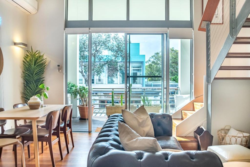 Spacious Lofty Loft by Sydney Dreams, Sydney (updated prices 2025)