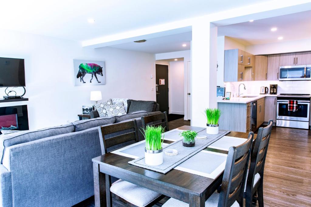 Revy Pow Pad Two Bedroom plus Den Condo minutes from Revelstoke Mountain Resort - Revelstoke