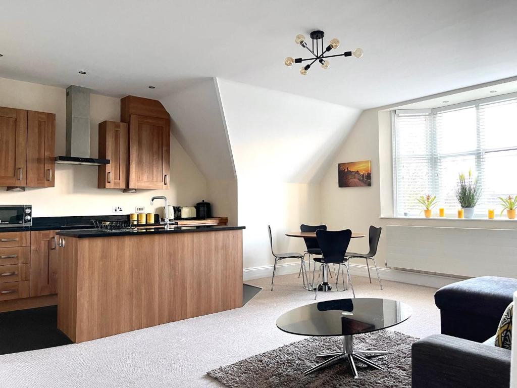 Regal Retreat Modern 2 bed apartment 400m from sea, Cromer – Updated ...