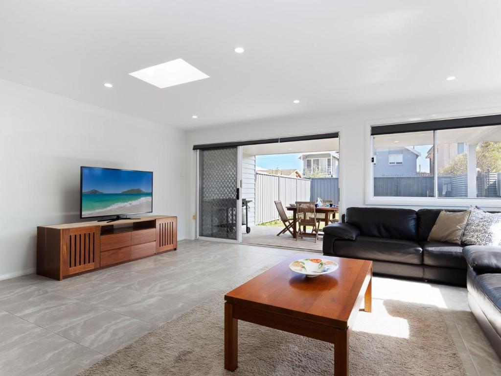 Birubi Breezes 2 Large Duplex with Air Conditioning WI FI and only 5 ...
