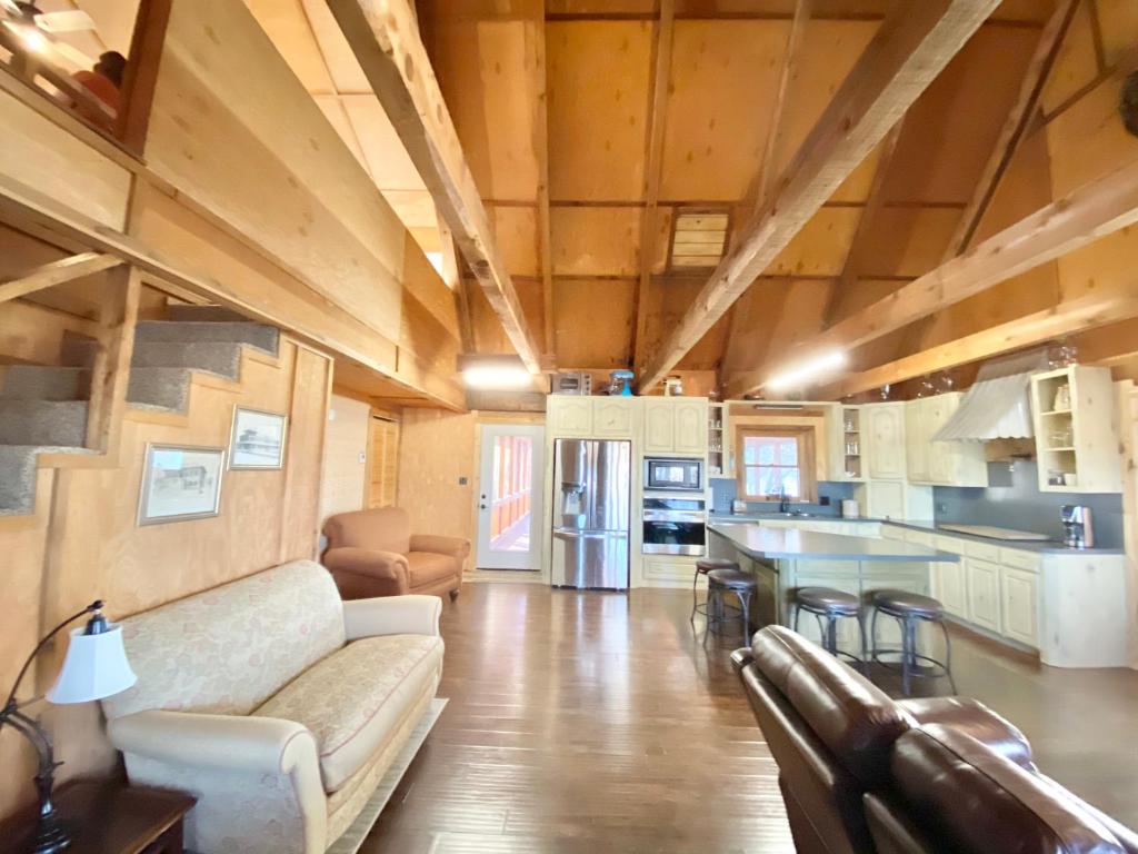 Blufftop Cabin Retreat Hot Tub and Fall Views!, Canadian (updated ...