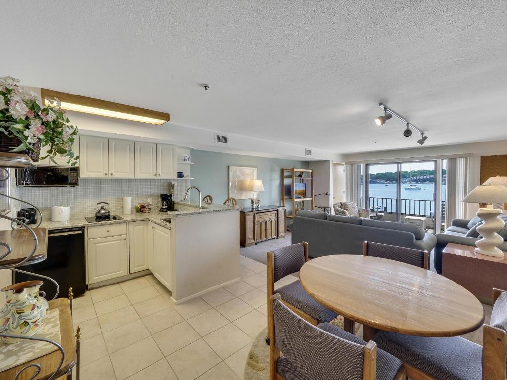 111 Edgewater Inn, Charlevoix (updated prices 2025)