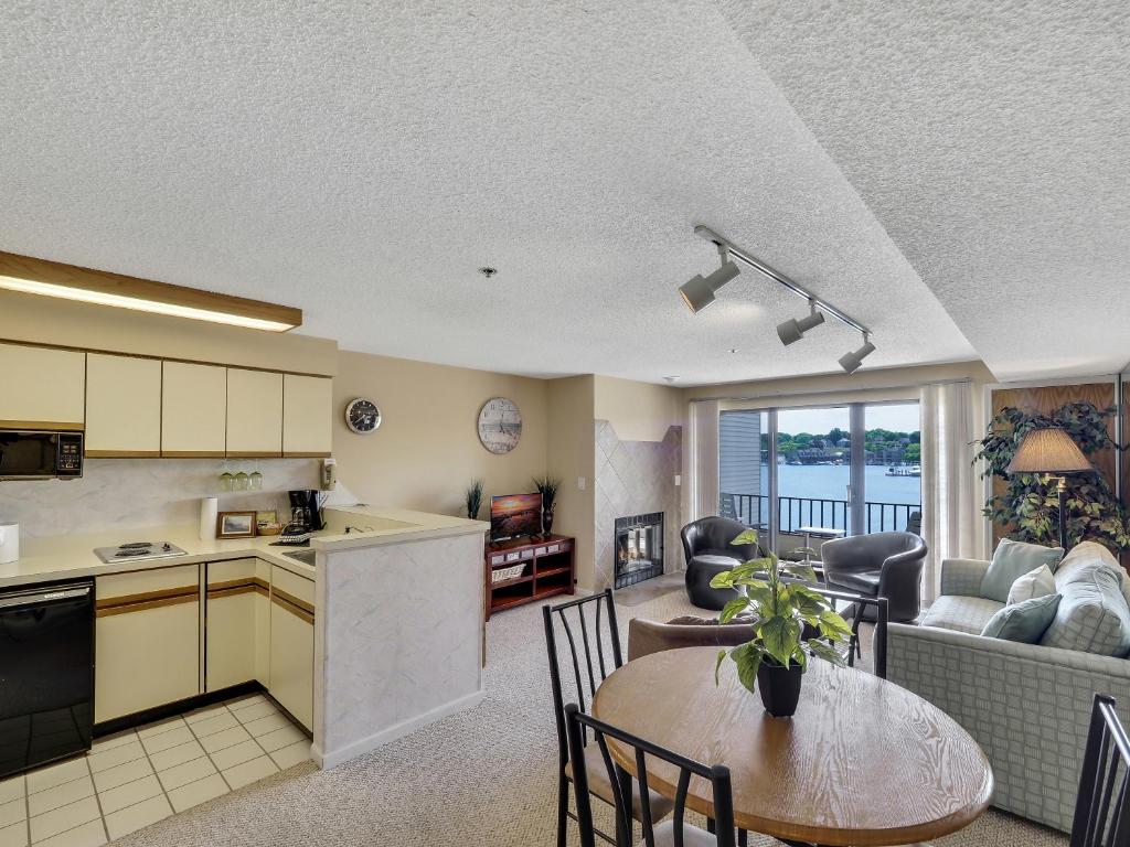 236 Edgewater Inn, Charlevoix (updated prices 2026)