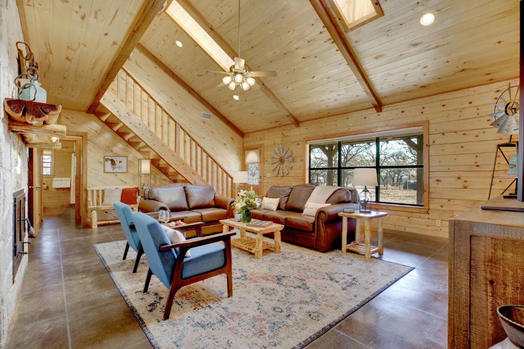 Stunning Luxury Log Cabin Near Town - Wheelchair Accessible! - Fredericksburg, TX