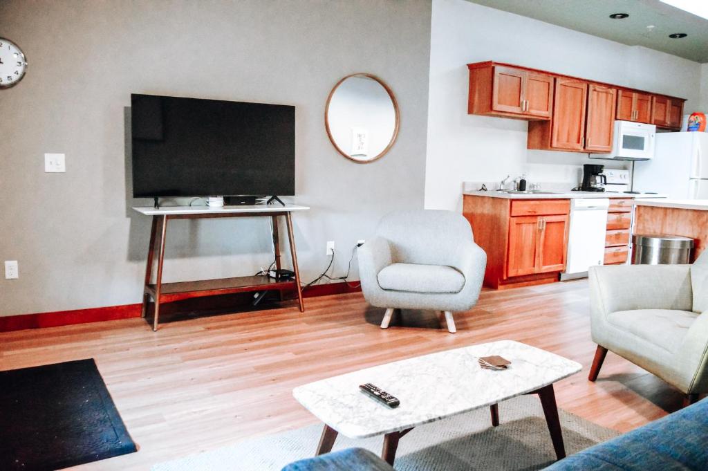 Modern Down Town Base Camp! - Rapid City, SD