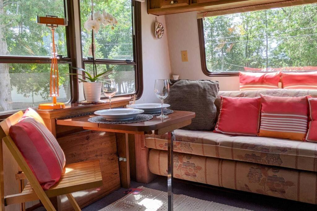 Cute and Cozy Summer Trailer by the Water, Commanda (precios ...
