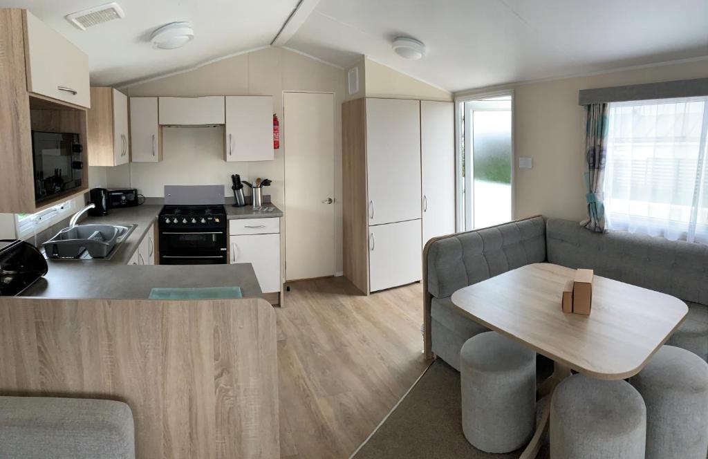 Modern Caravan on Newperran Holiday Park, Cornwall, Newquay – Precios ...