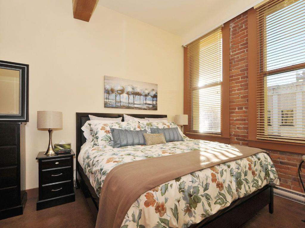 Gorgeous Luxury 2 Bedroom 2 Bath Condo In Old Town Victoria in - Traveleto