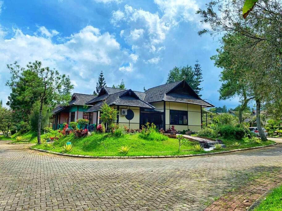 Designer Villa Tokyo, Cianjur (updated prices 2025)