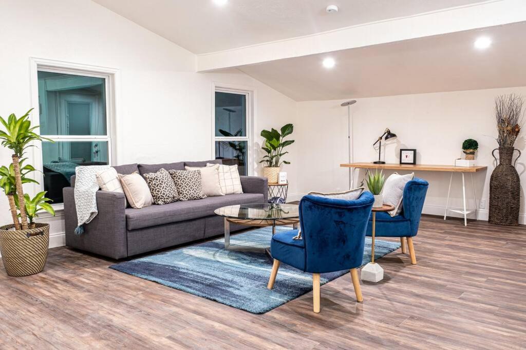 Location !!! Modern And Spacious 3 Br/10 Guests - Plano, TX