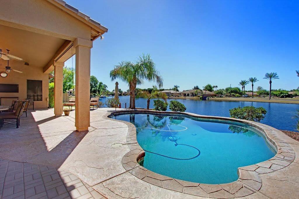 CRESCENT - Stunning Lake View with Pool, BBQ and Sunsets, Chandler ...