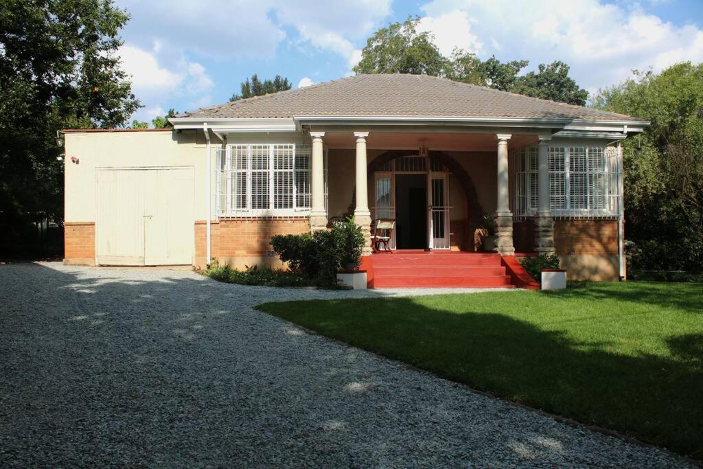 Charming 2 Bed In Rosebank's Trendy Art Mile. - Johannesburg