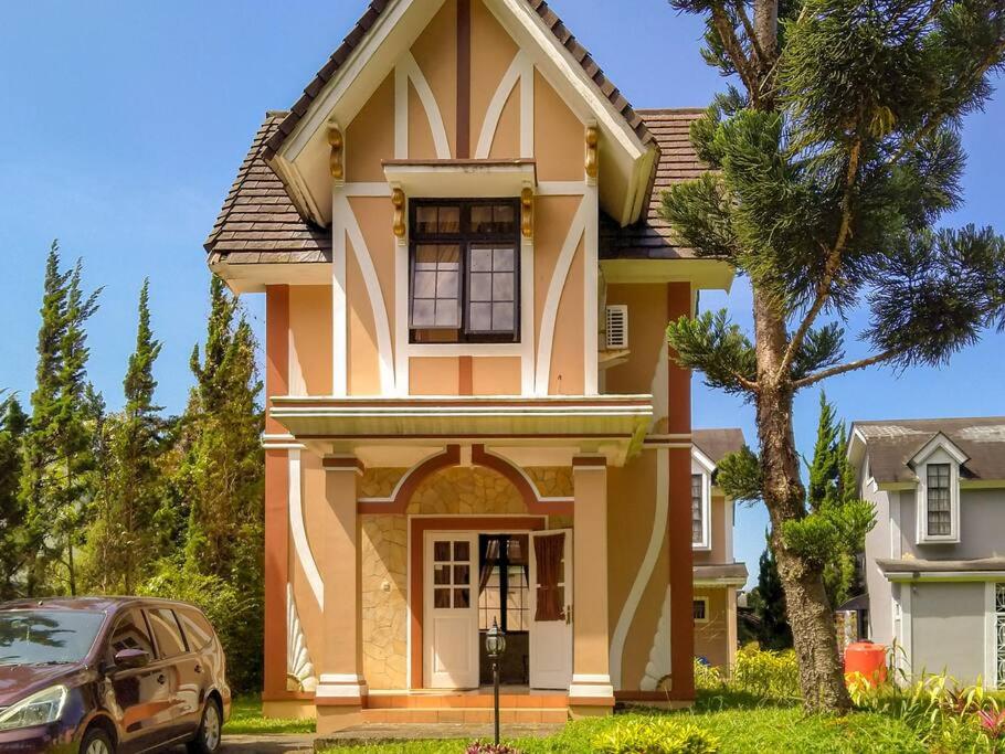 The Pinewood House Villa Kota Bunga by Citrus House - Cinengangirang