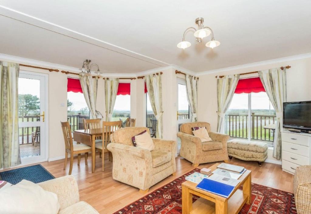 Wendy Lodge- Chalet Cottage, Sleeps 6 Adults, Padstow (updated prices 2025)