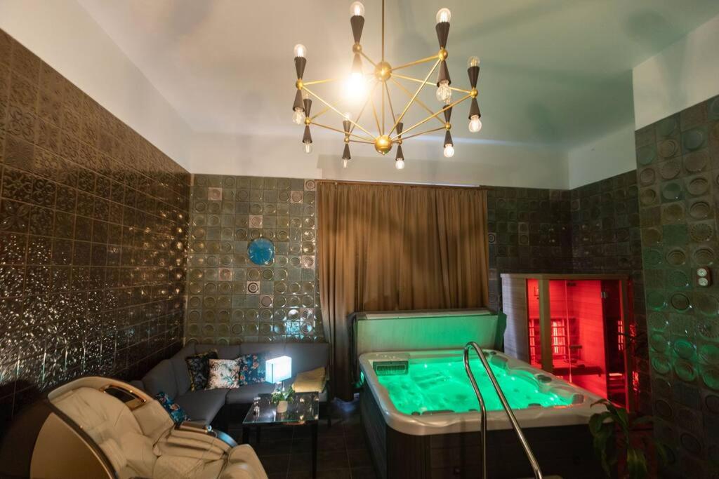Private Jacuzzi+sauna+massage Chair+a/c+netflix - Budapest