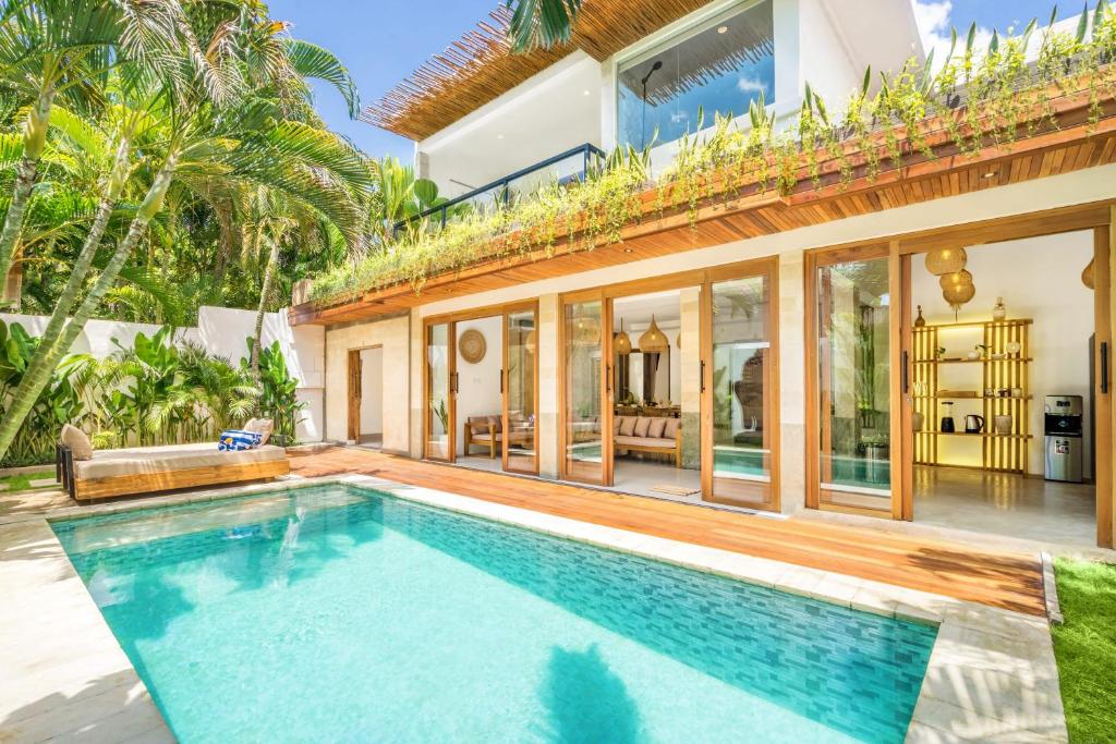 Villa Tokyo - 3 BDR Private Villa - 3 min walk to KU DE TA beach, Kuta ...