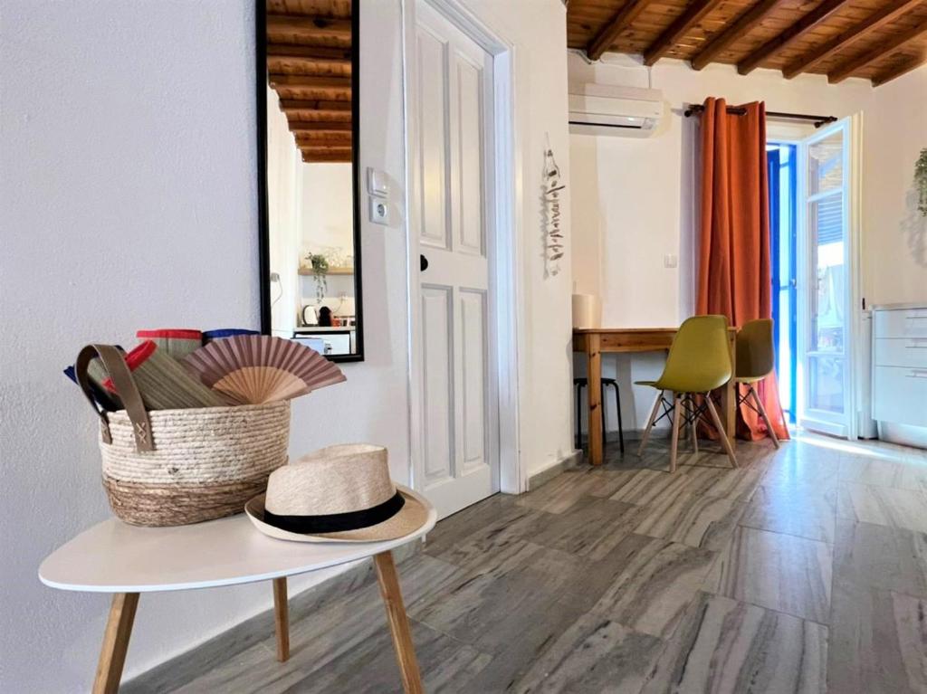 Beachside studio Ornos area, Mikonos (updated prices 2025)