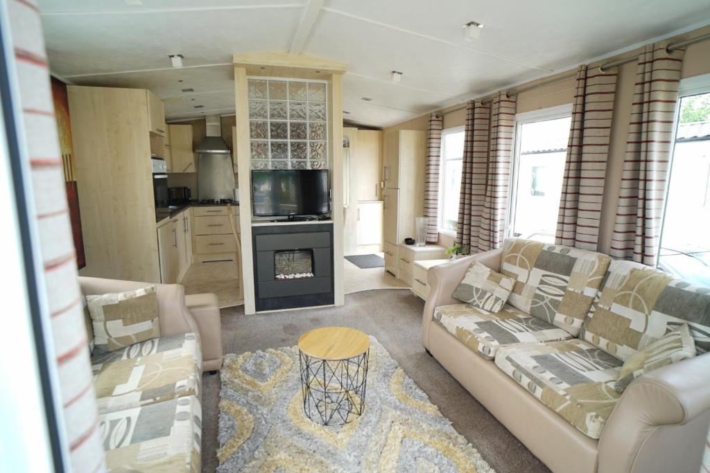 8 berth caravan at manor park hunstanton free wifi, Hunstanton ...