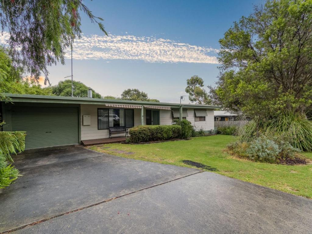 Inlet Dreaming, Inverloch (updated prices 2025)