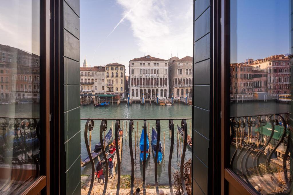 Design Apartment with Balcony on the Grand Canal R&R, Venice (updated ...