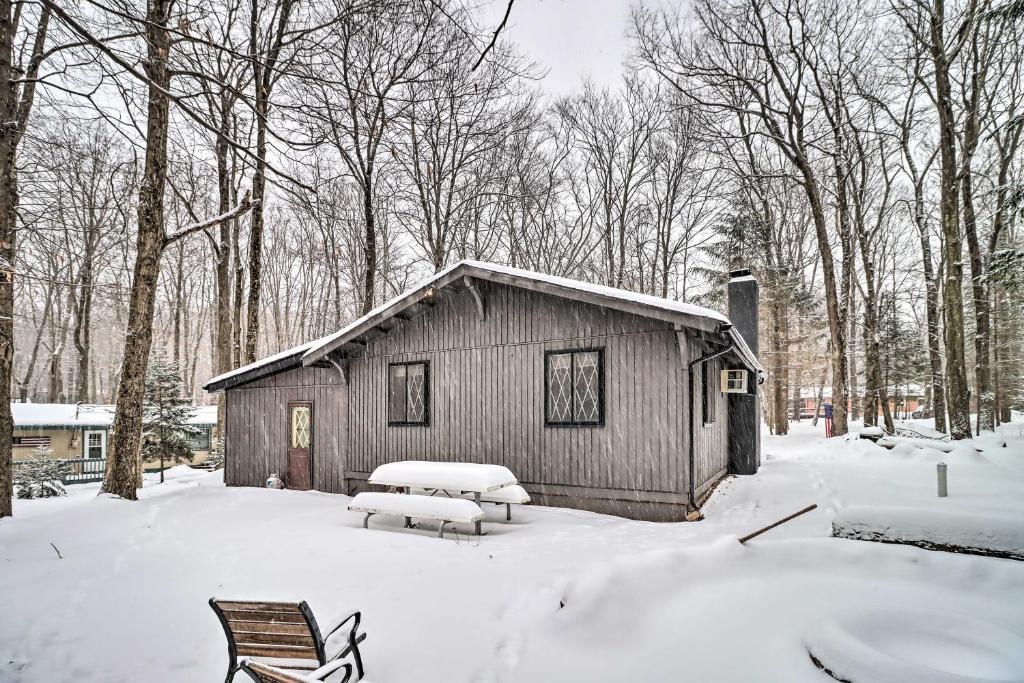 Near Skiing Pocono Lake Cabin with Screened Patio, Pocono Lake (updated ...